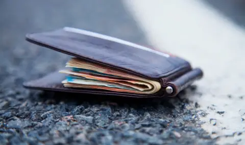 Върнаха портфейла на мъж, изгубен преди 51 години ᐉ Новини от Fakti.bg - Любопитно | ФАКТИ.БГ