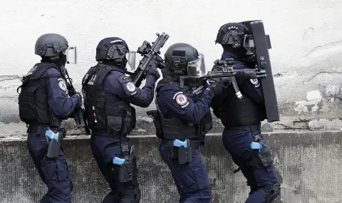 Румънец опита да нахлуе с автомобил в посолството на Русия ᐉ Новини от Fakti.bg - Свят | ФАКТИ.БГ