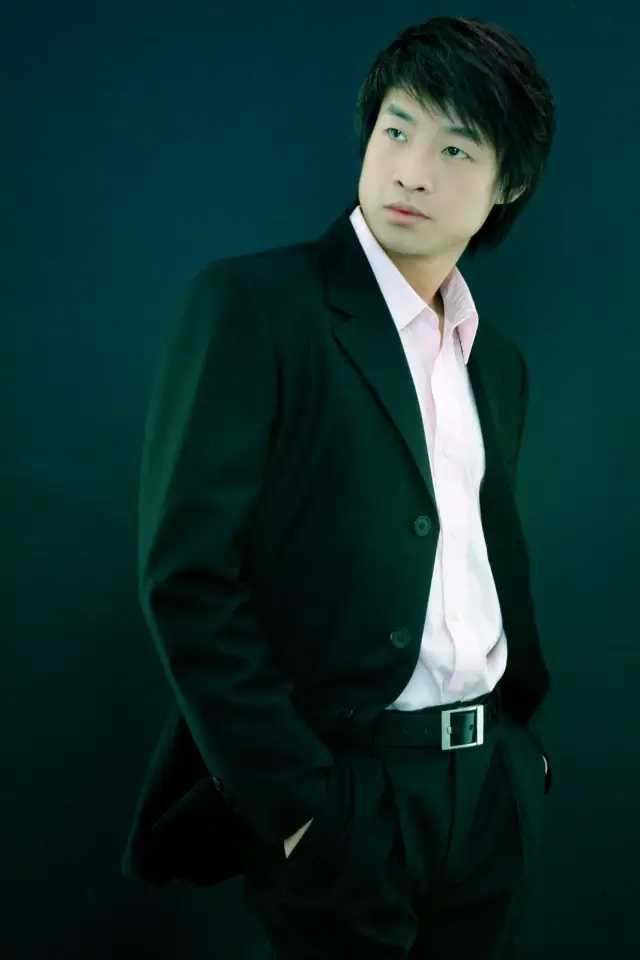 Лянхуа Гонг гостува в ролята на Дон Рамиро в „Пепеляшка“ от Росини на сцената на Софийската ...